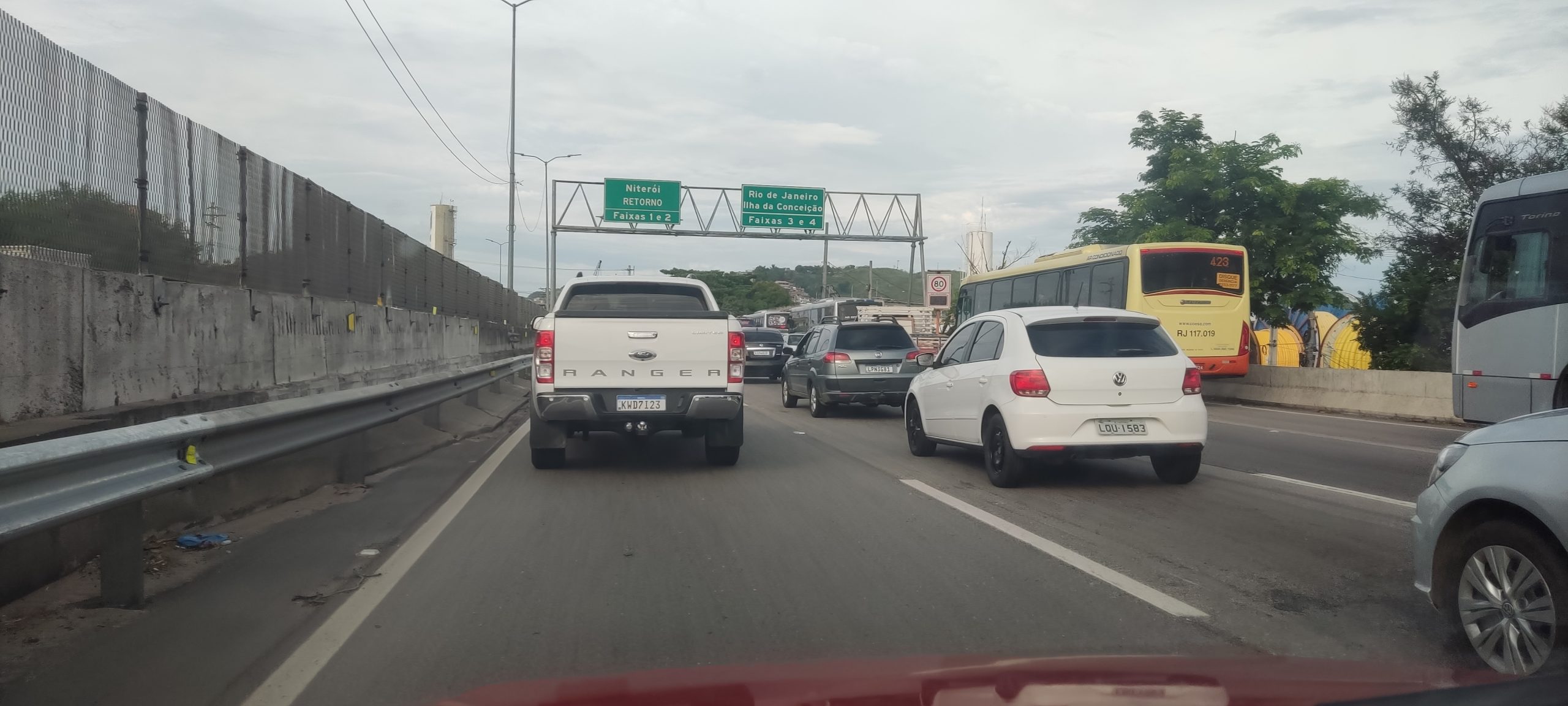 Trânsito bastante congestionado na manhã desta segunda, sentido Niterói ...