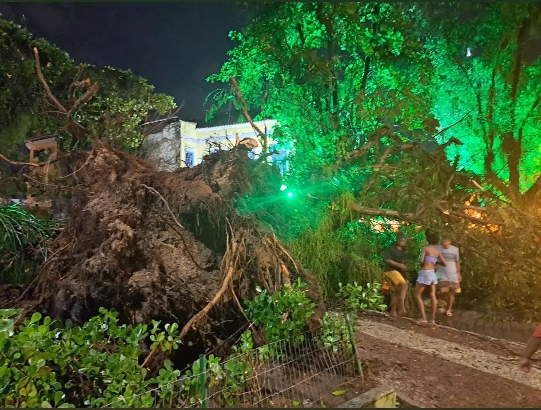 Vídeo: Praça Leoni Ramos, em São Domingos, é destruída pelo temporal ...