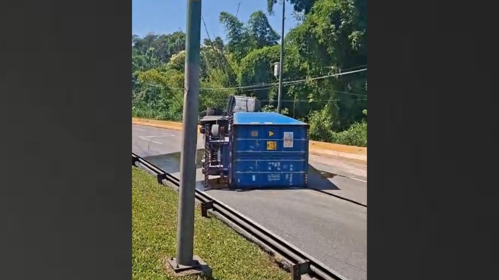 BR-116 é interditada após tombamento de carreta e causa reflexos no ...